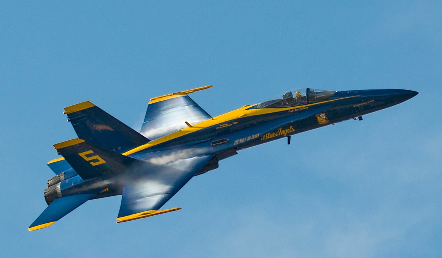 Blue Angels F/A-18 made an emergency landing in California - AIRLIVE