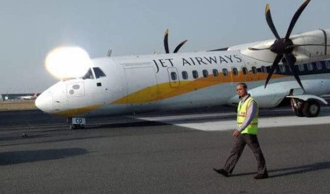 EMERGENCY Jet Airways ATR 72-500 #9W2882 nose gear collapsed on landing ...
